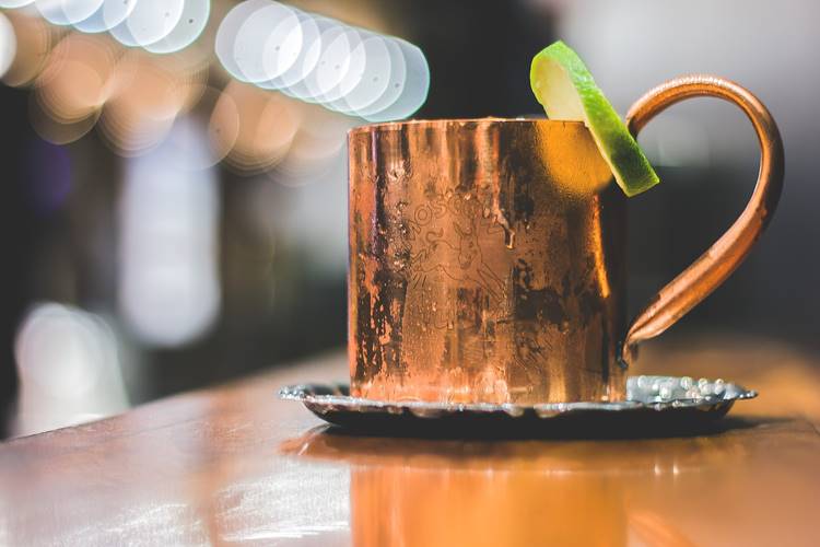 Nine Delicious Wedding Cocktails to Serve in Copper Mugs - Paykoc ...