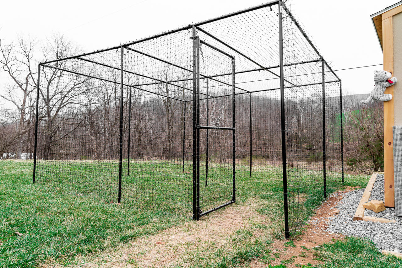 7.5' H Poly Garden Fence Enclosure w/Top and Gate