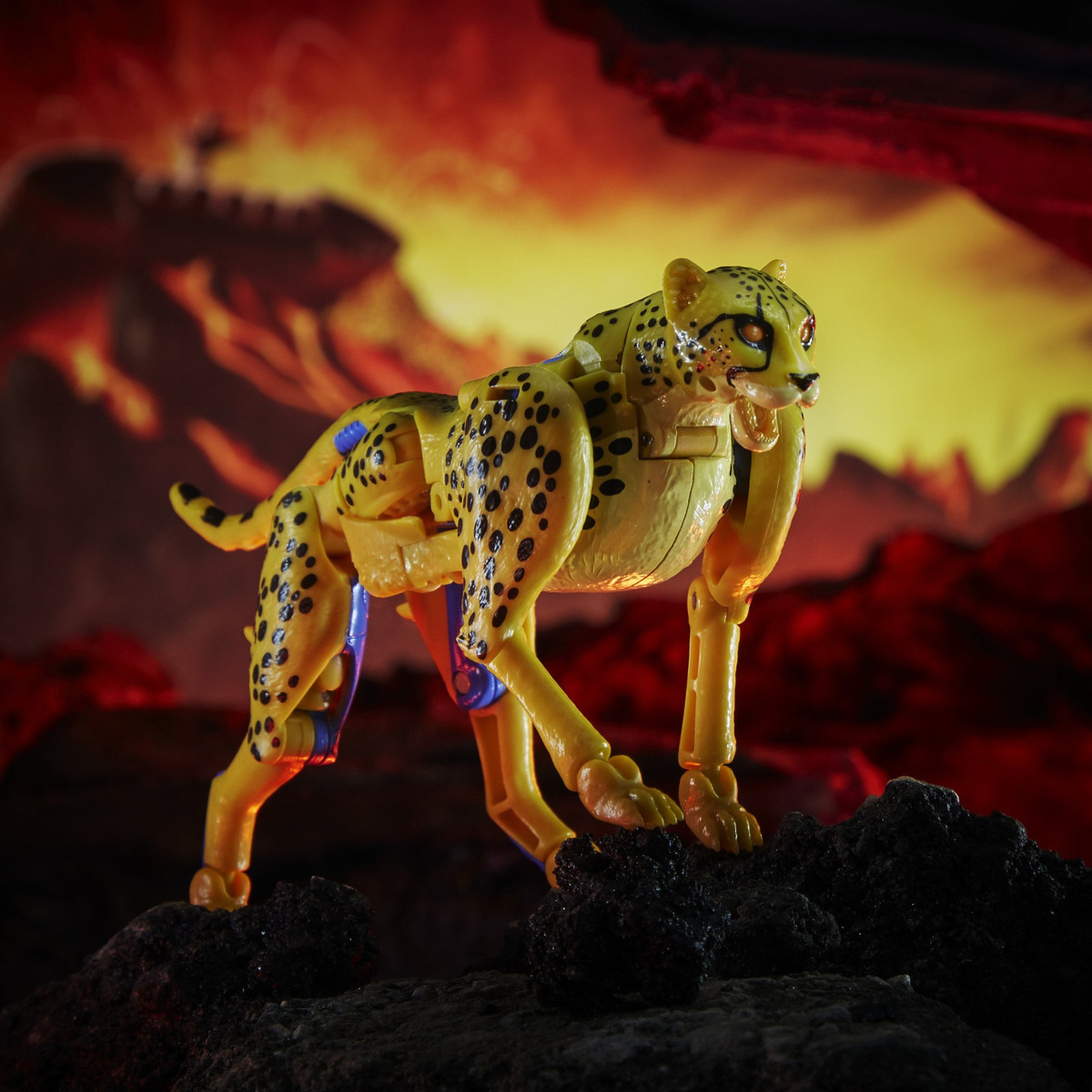 Transformers War for Cybertron: Kingdom Deluxe Class Cheetor