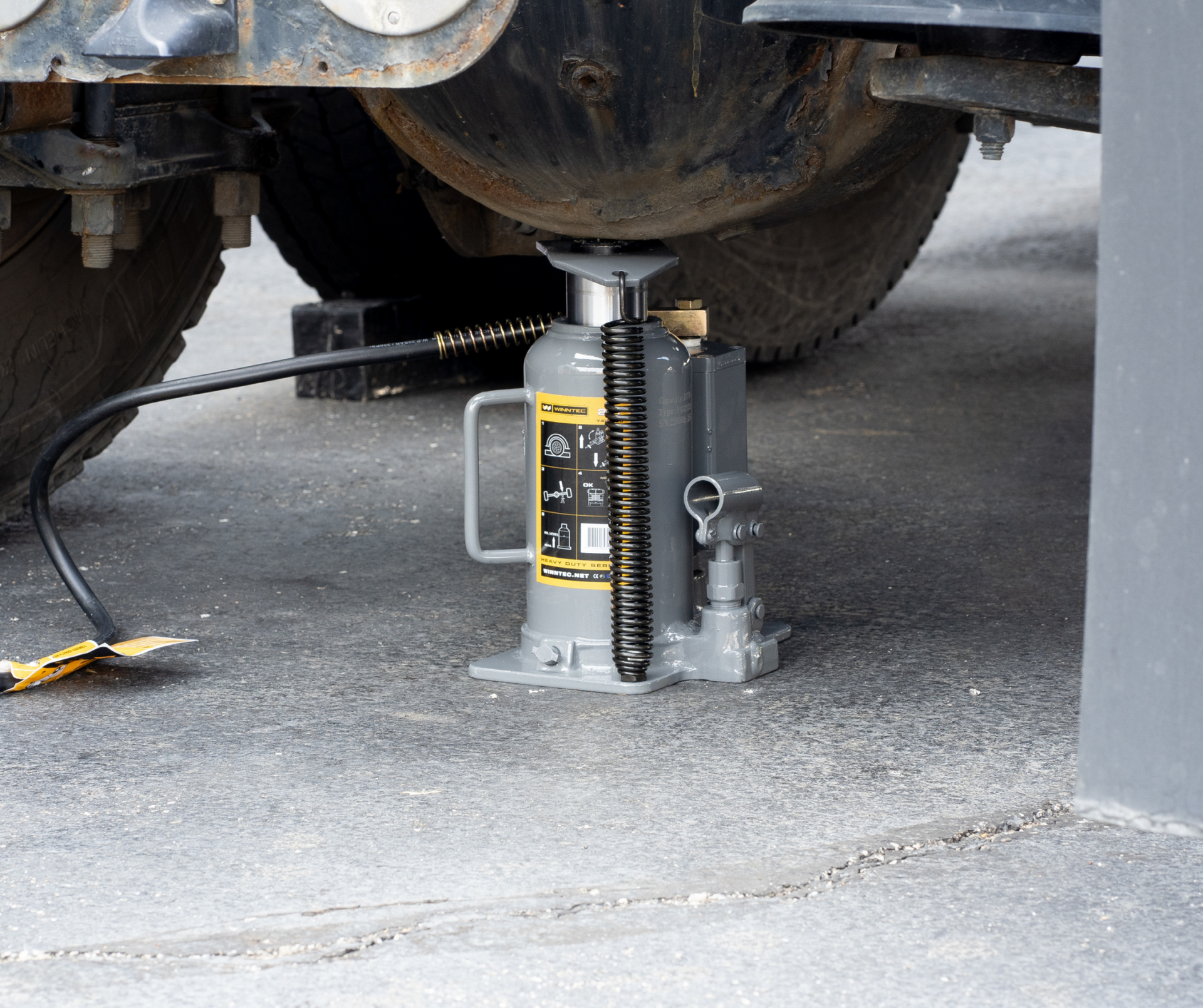 The Winntec 20 Ton Air/Hydraulic Bottle Jack - Gaither Tool Company, Inc.