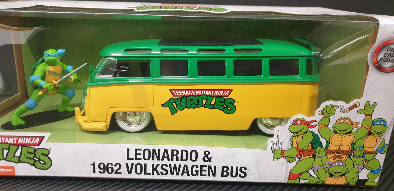 Teenage Mutant Ninja Turtles - Leonardo & 1962 Volkswagen Bus