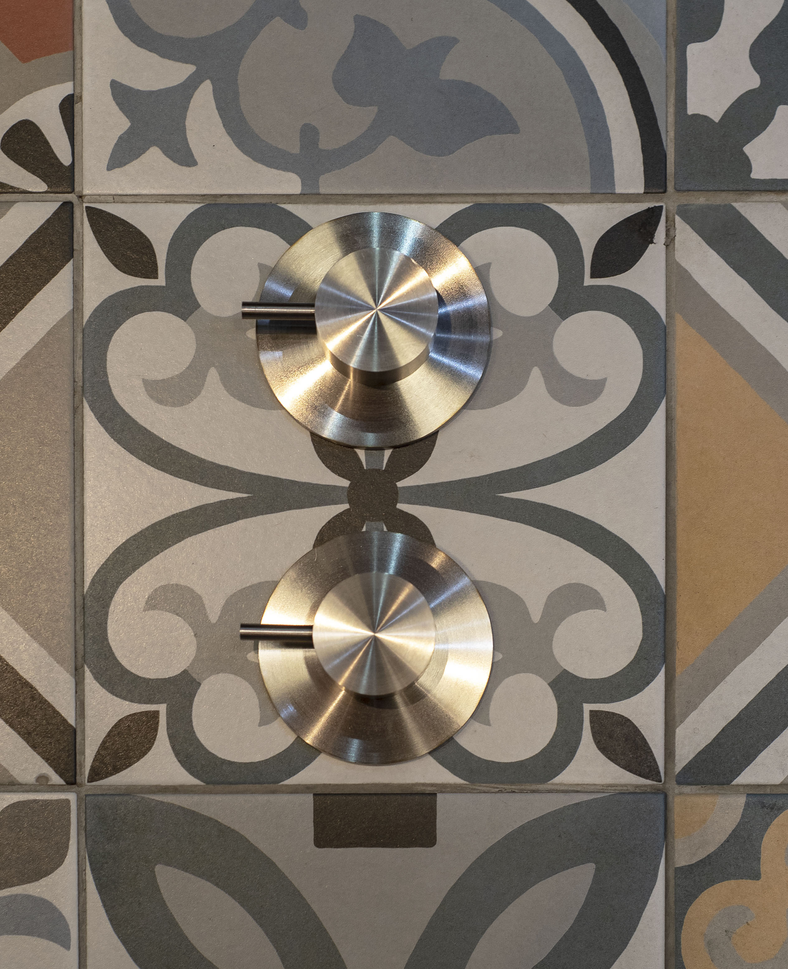 Flow 1/2inch valve round flanges brushed steel