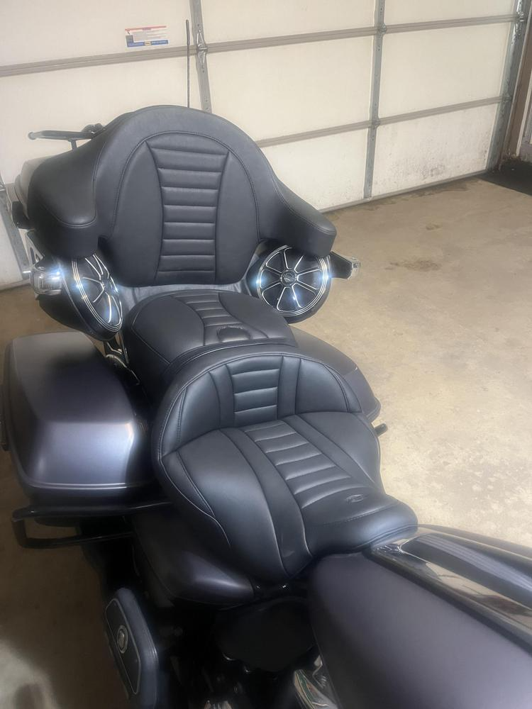 Mustang 79006 deluxe Super touring seat 09-24 Touring FL Glides