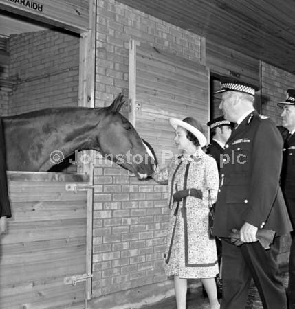 20240265-Queen Elizabeth II on a guided tur of the new police ...