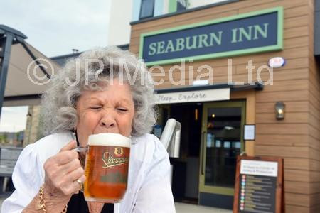 39004433-Official opening of the Seaburn Inn by local resident Lyn ...