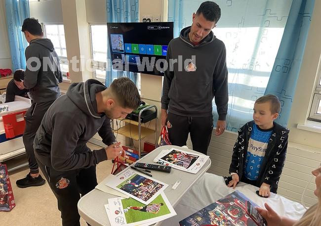 39630054-Evie Bulmer looks on as Lynden Gooch and Danny Batth sign ...