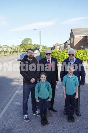 39444012-Jon Wriglesworth , Chris Smith and Mike Hofton with pupils ...