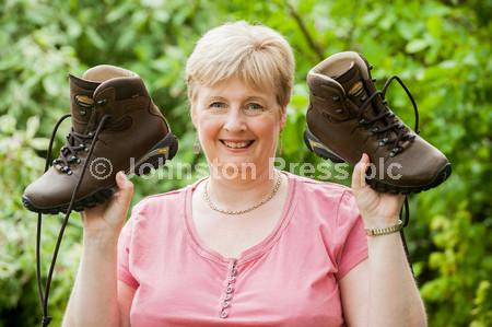 25196426-Photograph by Ian Georgeson Julie Read trekking to Machu ...