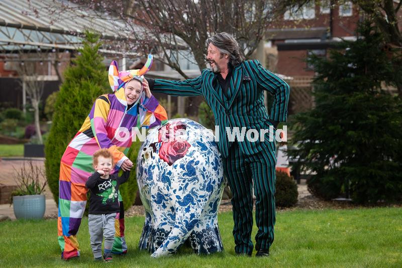 39939797-Laurence Llewelyn-Bowen pays a visit to Brian House to see the ...