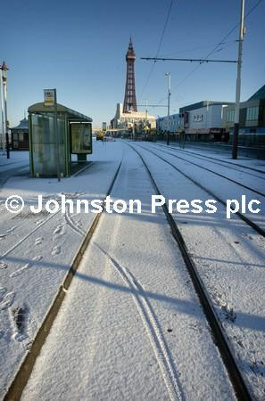 37571965-Snowfall on Blackpool promenade, 4th March 2006. snow winter ...