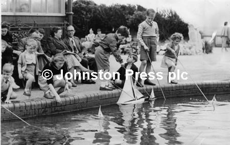 23460865-Children at the model boating and paddling pool on the ...