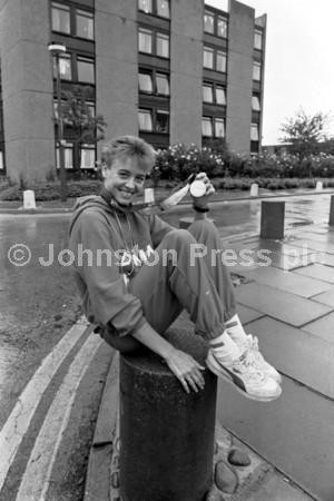20385047-Liz McColgan then called Liz Lynch shows off the gold medal ...