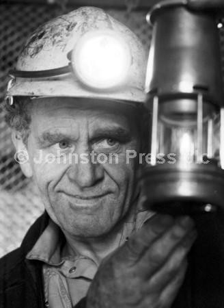 20386045-Colliery oversman John Watson with a Davy lamp at the ...