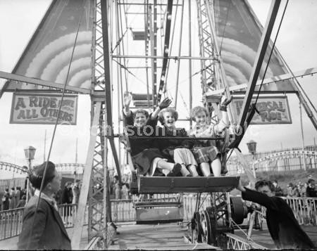 20875015-Glasgow Fair Holiday - At Aberdeen 3 girls on big wheel ...