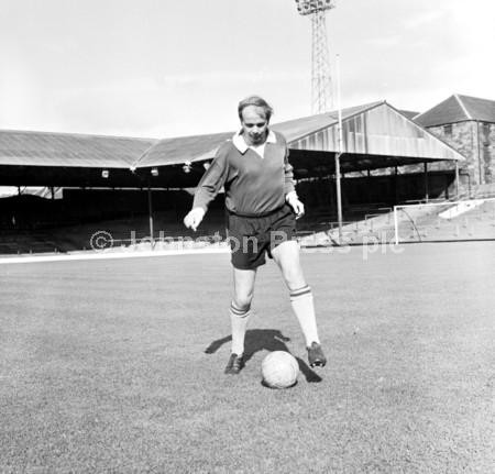 20366396-Hearts footballer Willie Hamilton pictured at Tynecastle Park ...