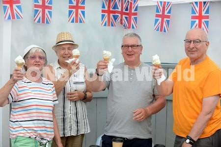 39516256-Record breaking temperatures at Roker Beach. Helen Hill ...