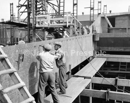 20920435-Henry Robb Ltd Shipyard - Leith Men rivet the sides of a hatch ...