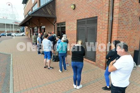39524820-SAFC fans queue outside the Stadium of Light ticket office ...