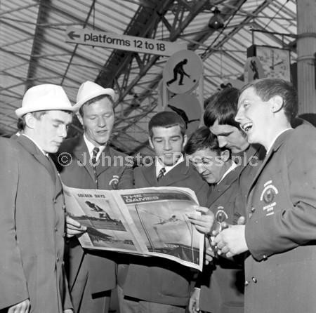 20234495-Members of the Scottish Commonwealth Games boxing squad read ...