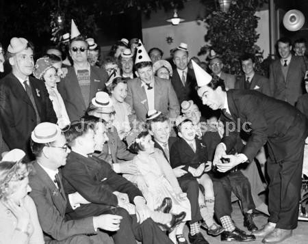 20922706-Trefoil School children s party given by Linburn war blinded ...