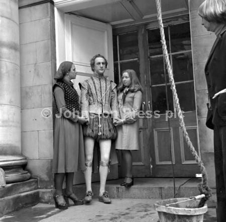 20242070-Kristi Rintoul and Elizabeth Wilson help Lord Darnley through ...