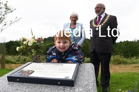 39028155-Photo Neil Cross; The unveiling of the memorial to Peter Ward ...