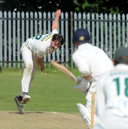 39097048-Townville v New Farnley Bradford League sat 28-08-2021 Andrew ...
