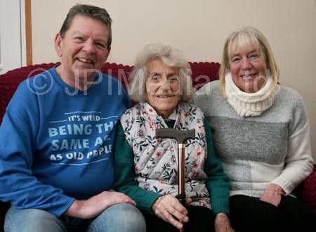 39310277-Olive Robinson centre from Leeming with her good friends Roger ...