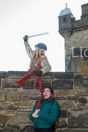 38460512-Schiltron! at Edinburgh Castle. Historic soldier Euan Lindsay ...