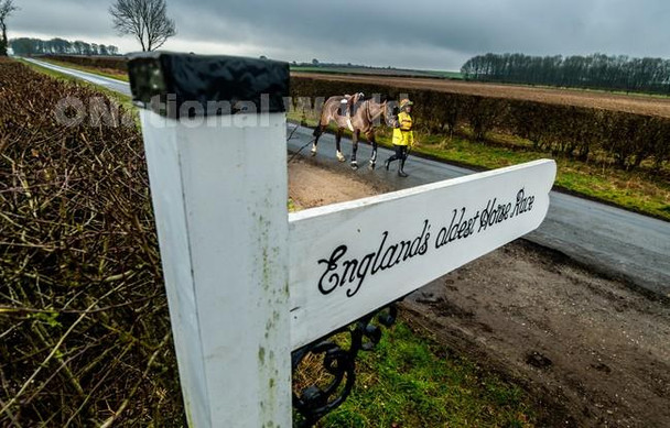39659913-Final Preparations ahead of the Kiplingcotes Derby which runs ...
