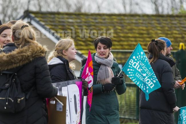 39665870-NEU strike picket line outside Brighouse High School ...