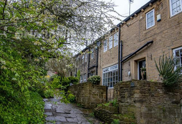 39692798-The Wicket in Calverley village on the outskirts of Leeds ...
