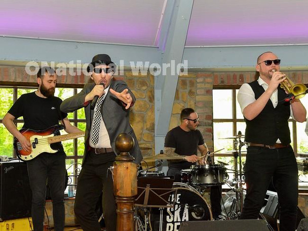 39706686-The SKA Beatâ€™s Robbie Foley singing at the Cosh Bar during ...