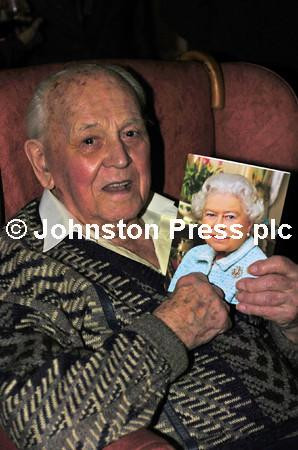 37556178-100-year-old George Holden celebrates his birthday with family ...