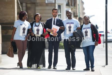 31155972-John Devlin. 25 07 15 . GLASGOW: L-R Family members arrive ...