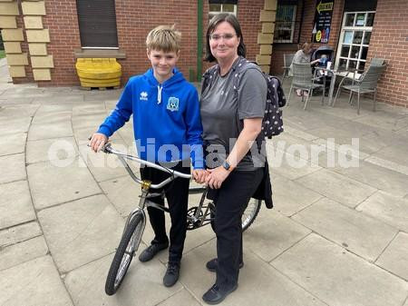 39551234-Louise Cram with her son James after his bike ride around Ward ...