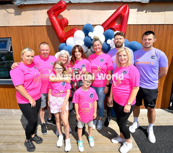 39825926-Pictured: Euan's sisters and mum and dad and family with the ...