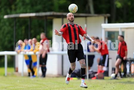 39447390-Wayne Bauld. Fleetlands in white v Fareham Town. Veterans ...