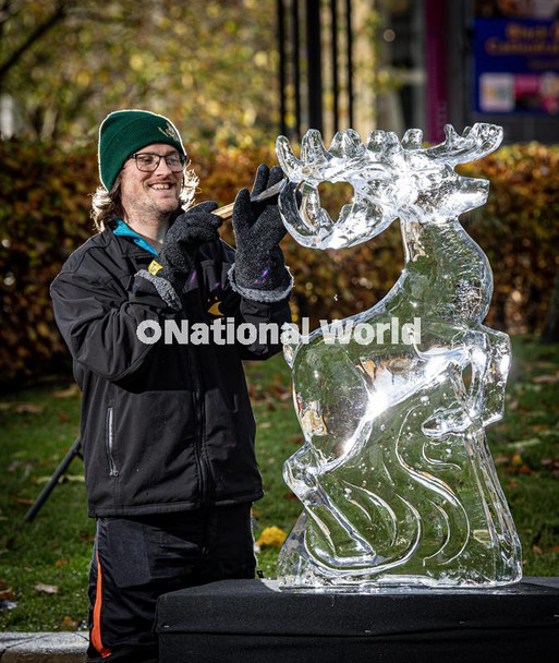 39894461-Sculptor Dave Martin from Sand In Your Eye with his ice ...