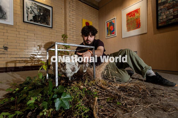 39925944-Leeds artist Jacob Talbot puts the finishing touches to 'touch ...