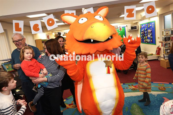 39928882-Zog pictured meeting readers and families at North End Library ...