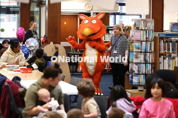 39928868-Zog pictured meeting readers and families at North End Library ...