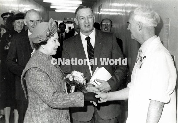 39937416-Retro Derbyshire - Queen opens Chesterfield roayl hospital ...