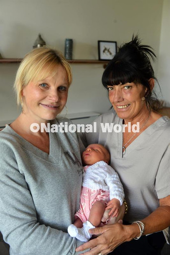40376903-New mother Emma Potts gave birth at home to baby Elsie with ...