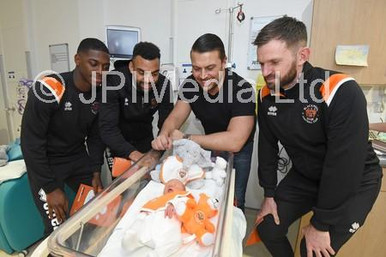 38410806-Blackpool FC players visit the children s ward at Blackpool ...