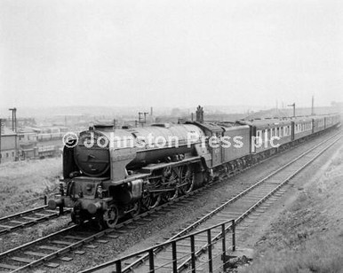 21754430-4 C651 Queen of Scots Pullman train headed by class A1 ...