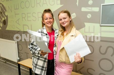 39546630-Grace Pearce, Phoebe hicks with GCSE results. Photo by Matthew ...