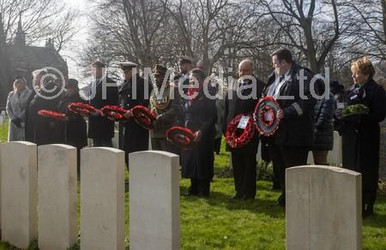 39356973-A commemoration to mark the 105th anniversary of the sinking ...