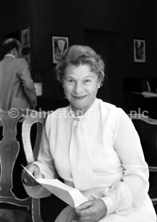 20379942-Author Mollie Hunter was battling with rheumatoid arthritis in ...
