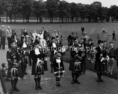 21492770-Edinburgh and Leith Girls Pipe Band in Inverleith Park ...
